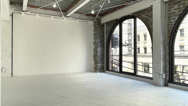 表参道駅から徒歩3分、自然光とアイアン窓が特徴ある撮影スタジオ。展示会などにもご利用いただけます。の写真3