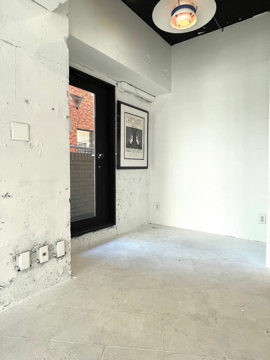 表参道駅から徒歩3分、自然光とアイアン窓が特徴ある撮影スタジオ。展示会などにもご利用いただけます。の写真4