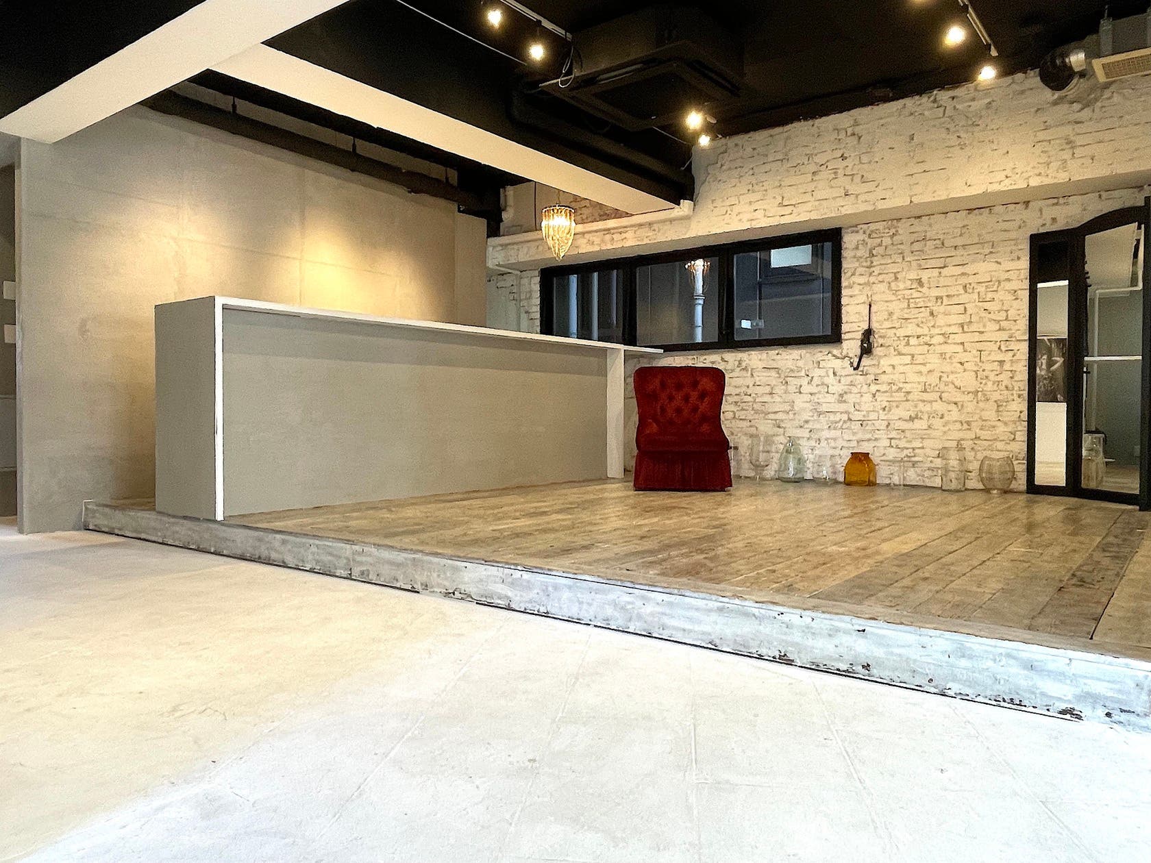 表参道駅から徒歩3分、自然光とアイアン窓が特徴ある撮影スタジオ。展示会などにもご利用いただけます。の写真5