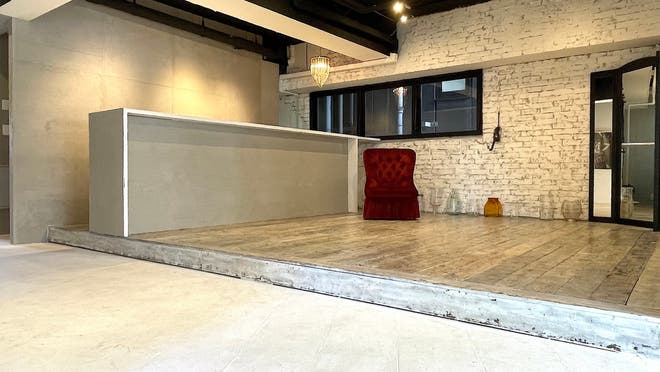 表参道駅から徒歩3分、自然光とアイアン窓が特徴ある撮影スタジオ。展示会などにもご利用いただけます。の写真5