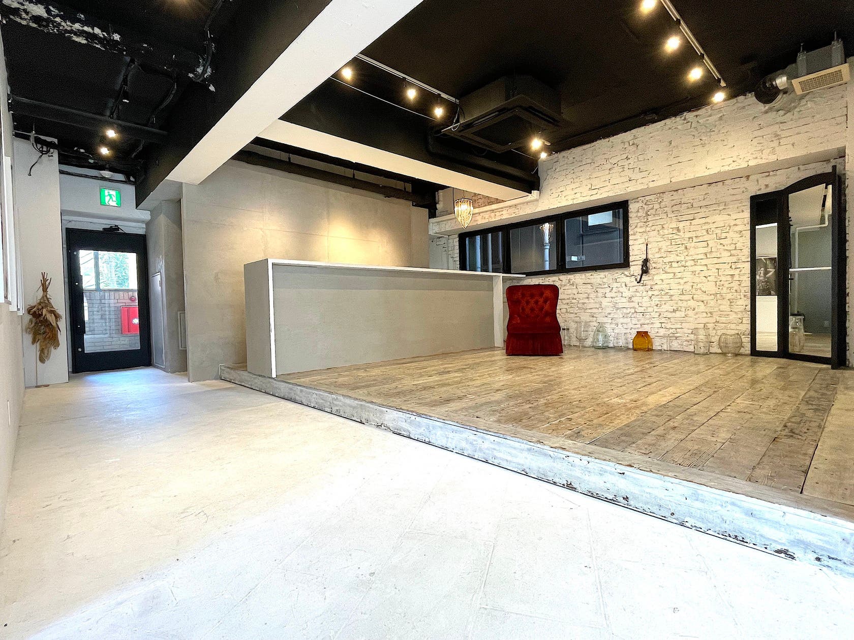 表参道駅から徒歩3分、自然光とアイアン窓が特徴ある撮影スタジオ。展示会などにもご利用いただけます。の写真6