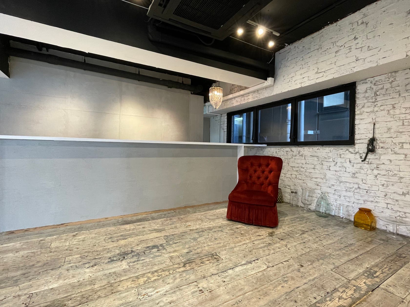 表参道駅から徒歩3分、自然光とアイアン窓が特徴ある撮影スタジオ。展示会などにもご利用いただけます。の写真7