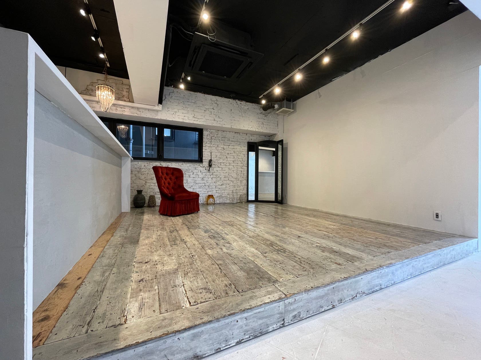 表参道駅から徒歩3分、自然光とアイアン窓が特徴ある撮影スタジオ。展示会などにもご利用いただけます。の写真8