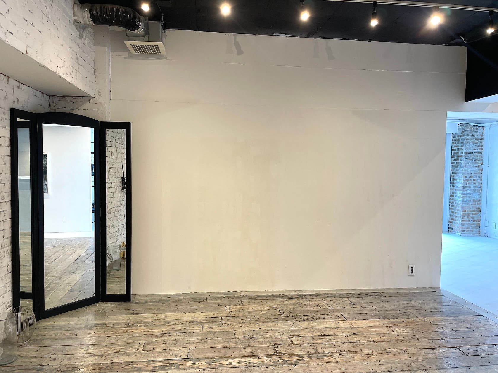 表参道駅から徒歩3分、自然光とアイアン窓が特徴ある撮影スタジオ。展示会などにもご利用いただけます。の写真9