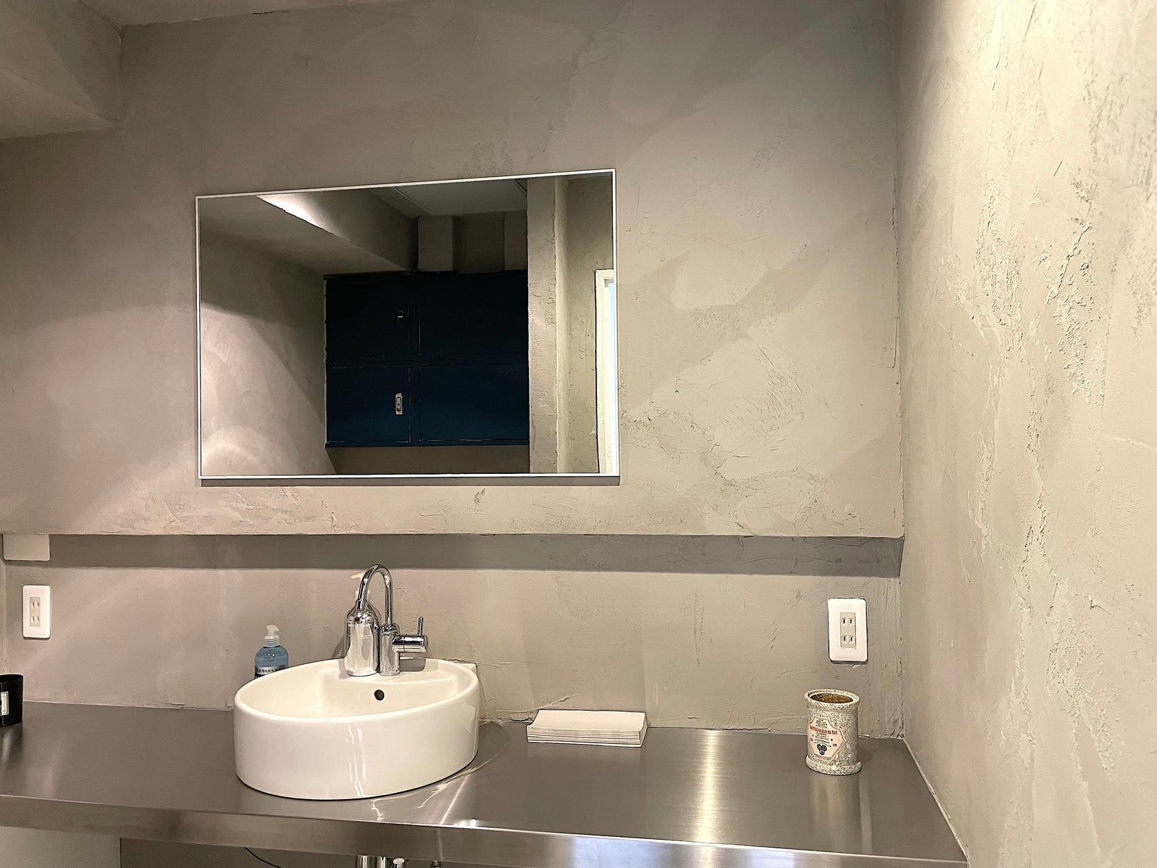 表参道駅から徒歩3分、自然光とアイアン窓が特徴ある撮影スタジオ。展示会などにもご利用いただけます。の写真10