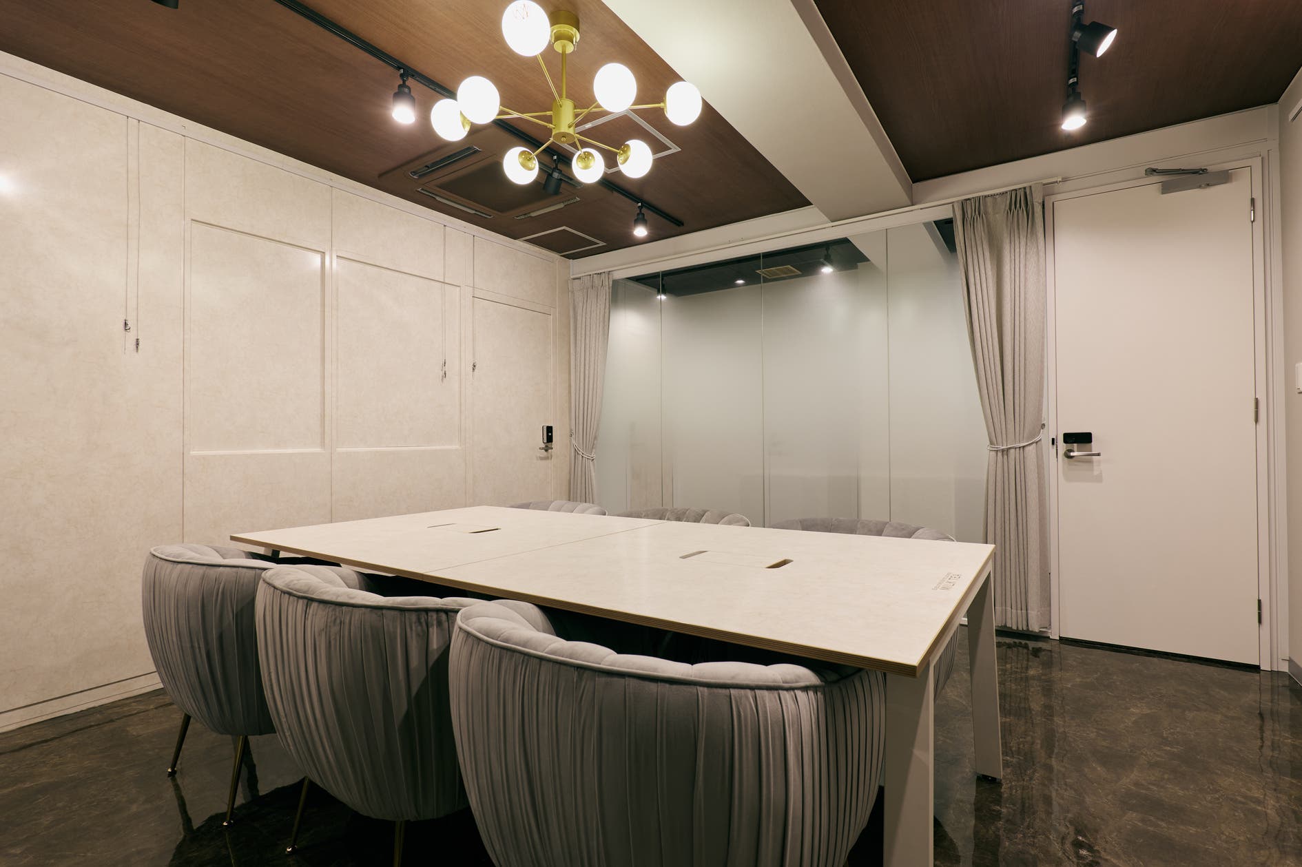 milk tea｜貸し会議室｜麹町駅から徒歩1分｜高級感◎｜produced by PECOTTの写真1