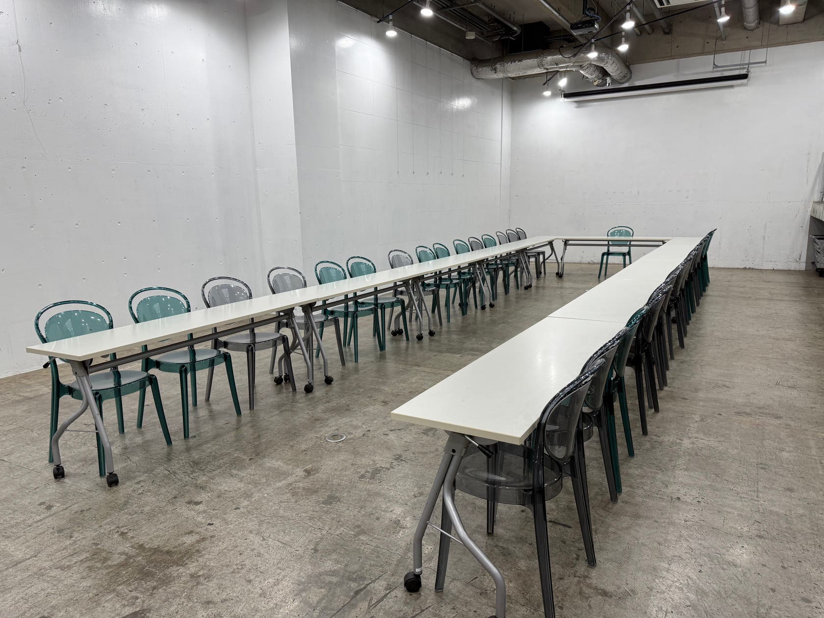 【平日会議室利用限定】栄テレビ塔から徒歩5分の好立地200㎡天井高4.5m 会議室仕様｜アルベホール名古屋の写真3