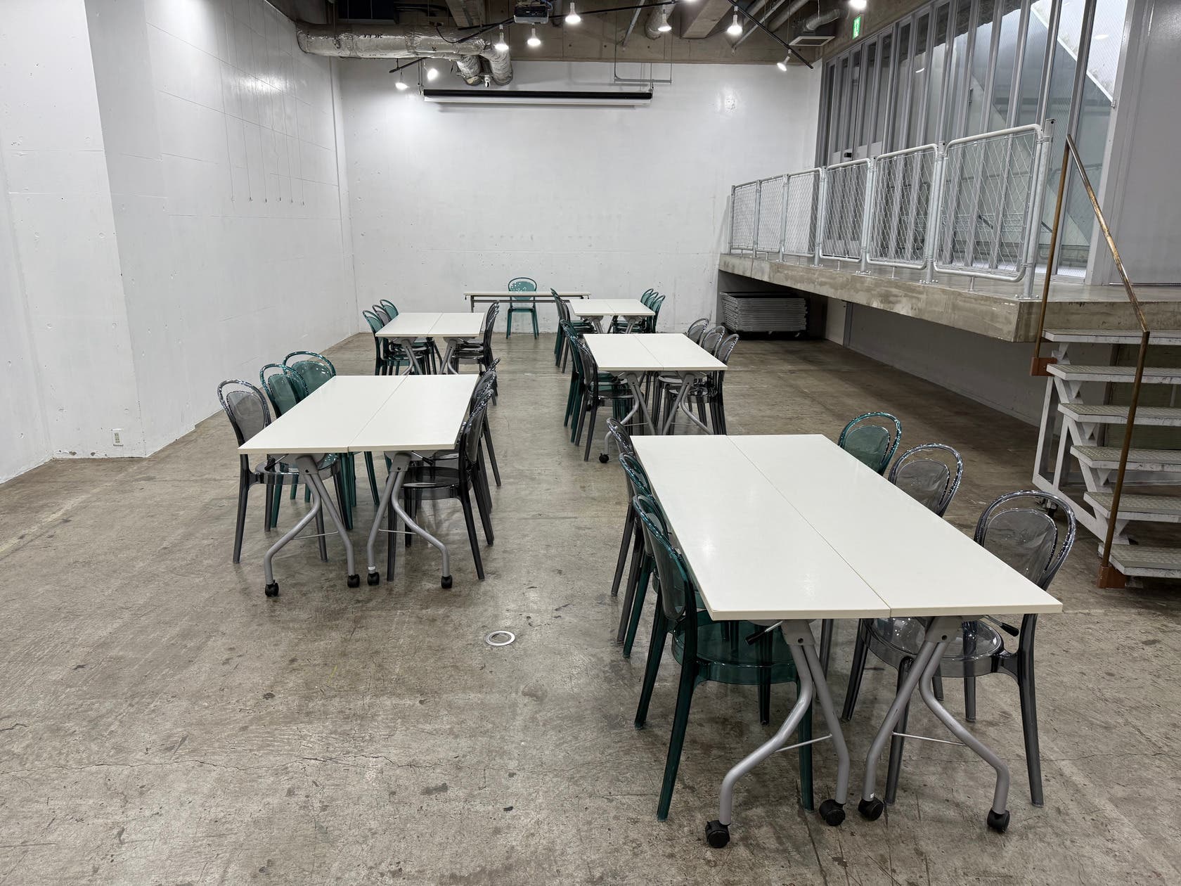 【平日会議室利用限定】栄テレビ塔から徒歩5分の好立地200㎡天井高4.5m 会議室仕様｜アルベホール名古屋の写真4