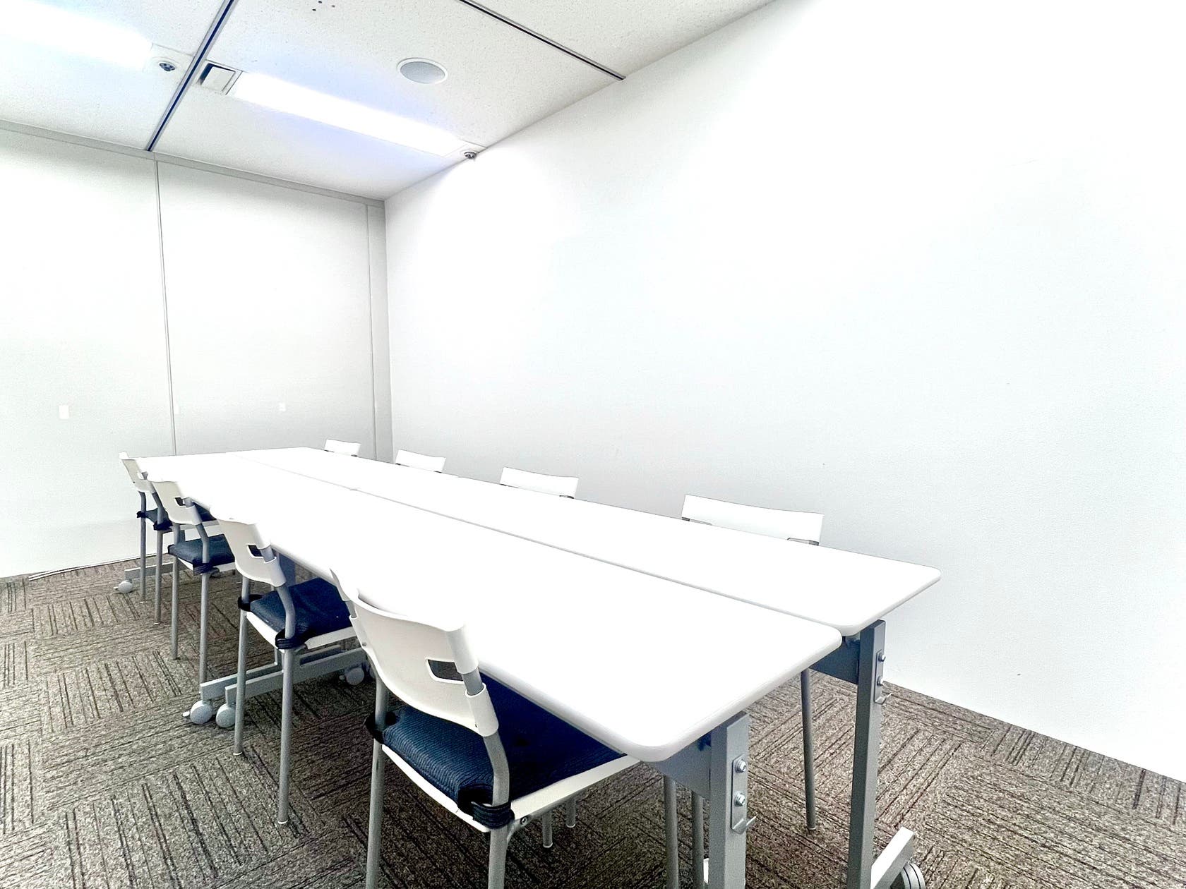 ☆NEW☆【梅田駅直結/阪急ターミナルビル内】無料備品多数！少人数の会議・面談・レッスン・テレワーク【ミーティングルーム】の写真4