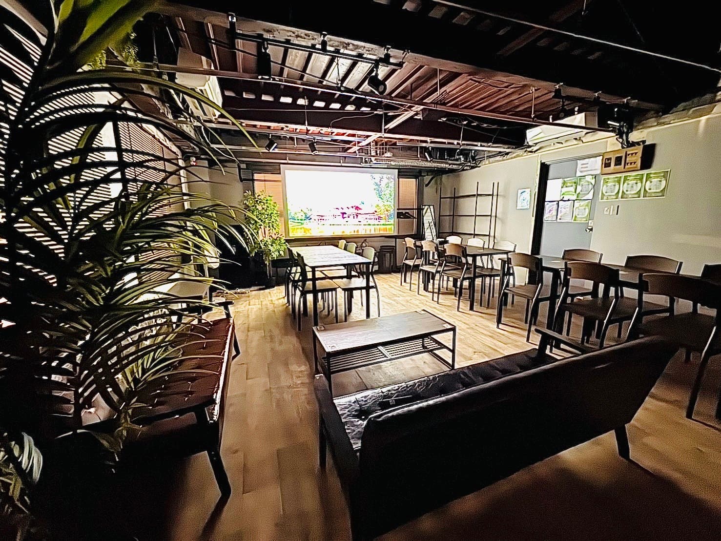 【ゴミ捨て無料！】駅近・広々50㎡・小人数から大人数までOK！100㌅特大スクリーン！2次会・打ち上げ・撮影OKの写真5