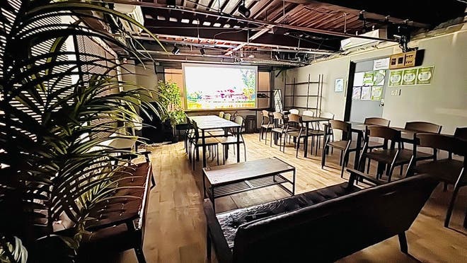 【ゴミ捨て無料!】駅近・広々50㎡・小人数から大人数までOK!100㌅特大スクリーン!2次会・打ち上げ・撮影OKの写真5