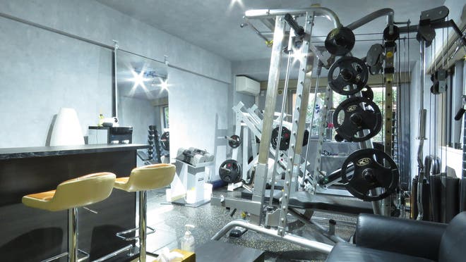 渋谷駅徒歩3分の落ち着いたエリアの隠れ家的完全個室ジム!スミスマシンとレッグプレス完備。深夜早朝も◯の写真2