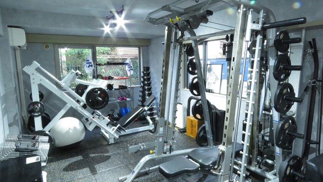 渋谷駅徒歩3分の落ち着いたエリアの隠れ家的完全個室ジム!スミスマシンとレッグプレス完備。深夜早朝も◯の写真1