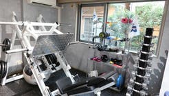 渋谷駅徒歩3分の落ち着いたエリアの隠れ家的完全個室ジム!スミスマシンとレッグプレス完備。深夜早朝も◯の写真3