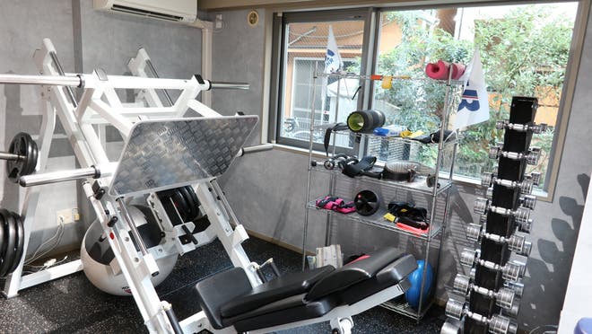 渋谷駅徒歩3分の落ち着いたエリアの隠れ家的完全個室ジム!スミスマシンとレッグプレス完備。深夜早朝も◯の写真3
