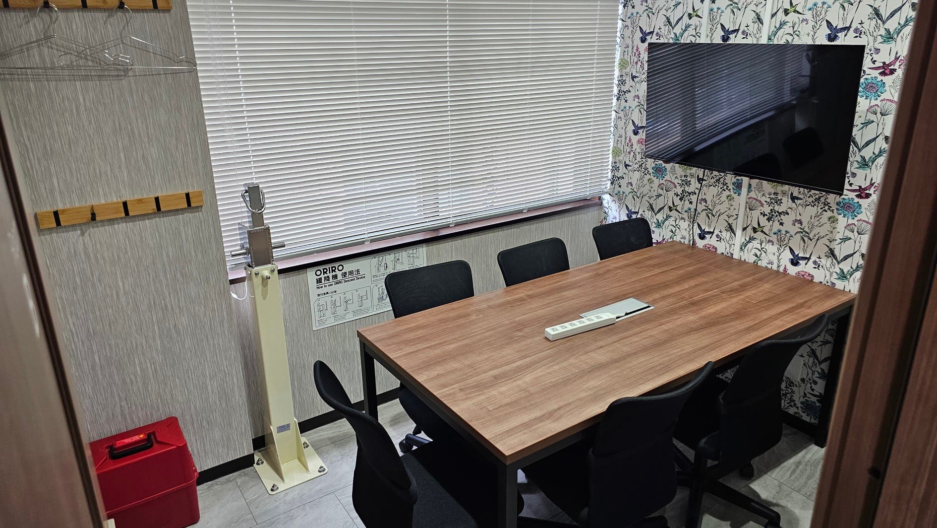 【新橋駅徒歩1分】モニター・フリードリンク付き6名会議室（Room B）※予約時間前は入室不可の写真2