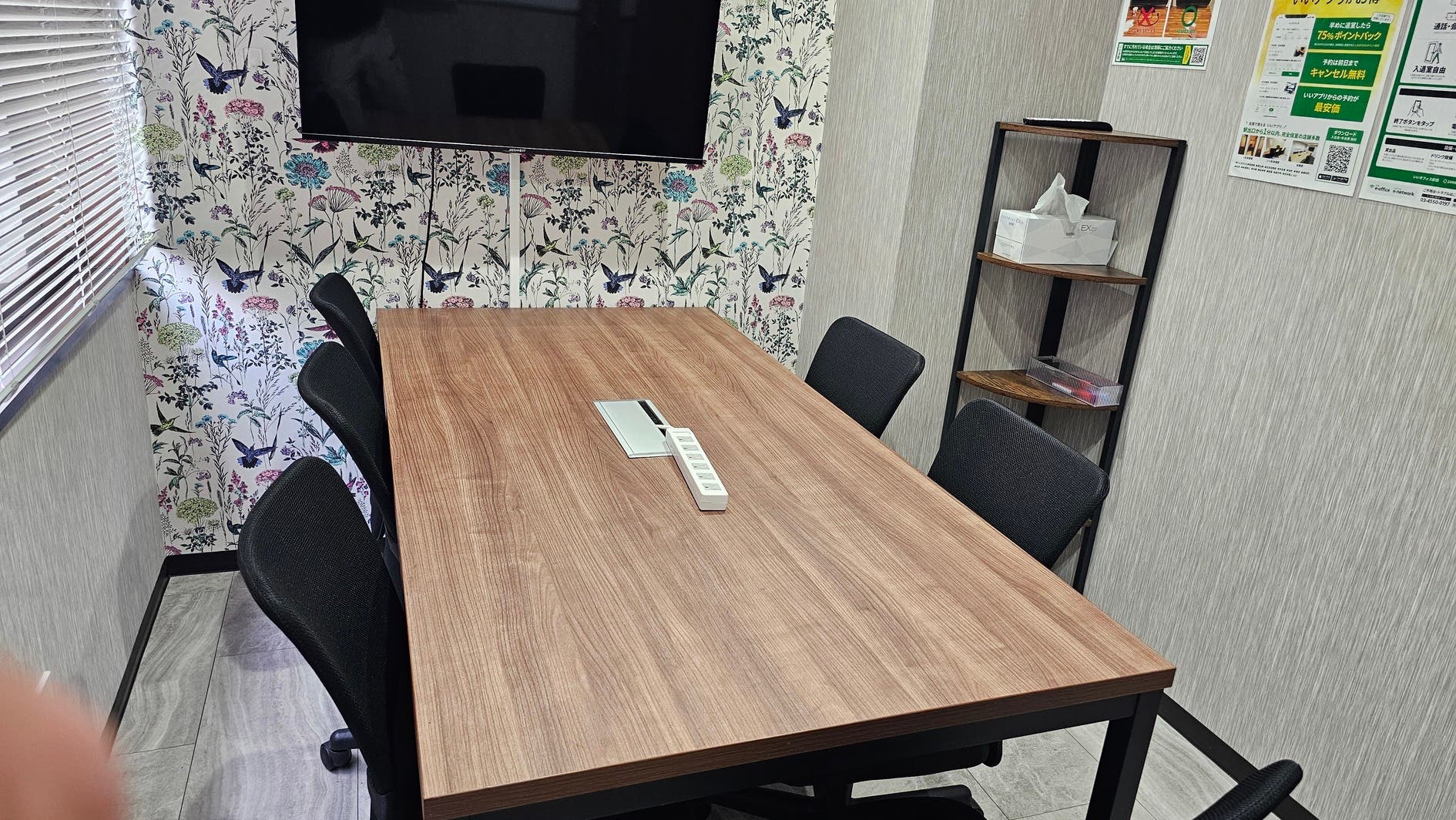 【新橋駅徒歩1分】モニター・フリードリンク付き6名会議室（Room B）※予約時間前は入室不可の写真3