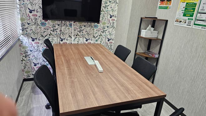 【新橋駅徒歩1分】モニター・フリードリンク付き6名会議室(Room B)※予約時間前は入室不可の写真3