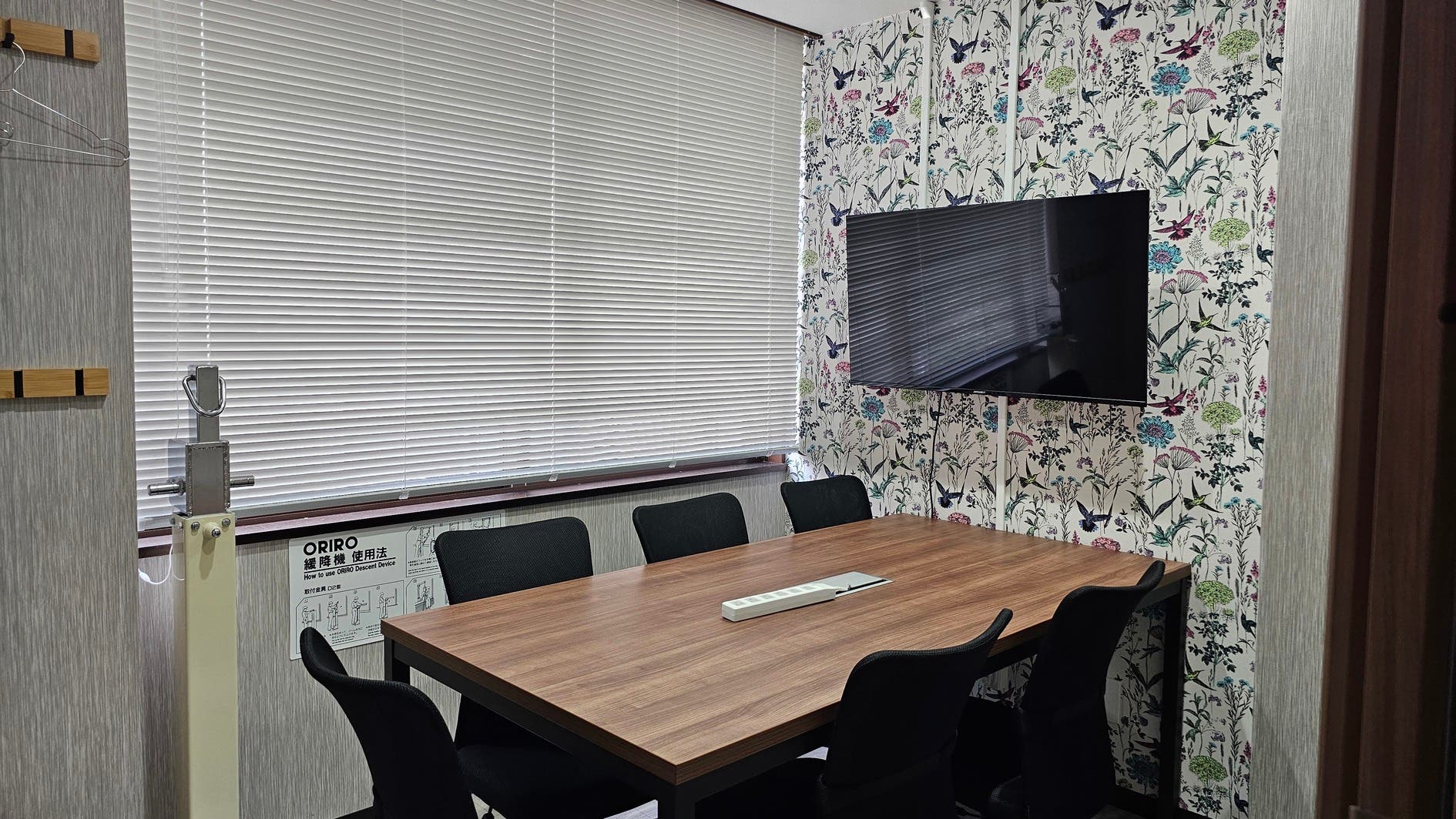 【新橋駅徒歩1分】モニター・フリードリンク付き6名会議室（Room B）※予約時間前は入室不可の写真1