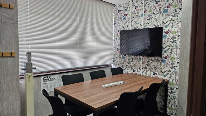 【新橋駅徒歩1分】モニター・フリードリンク付き6名会議室(Room B)※予約時間前は入室不可の写真1