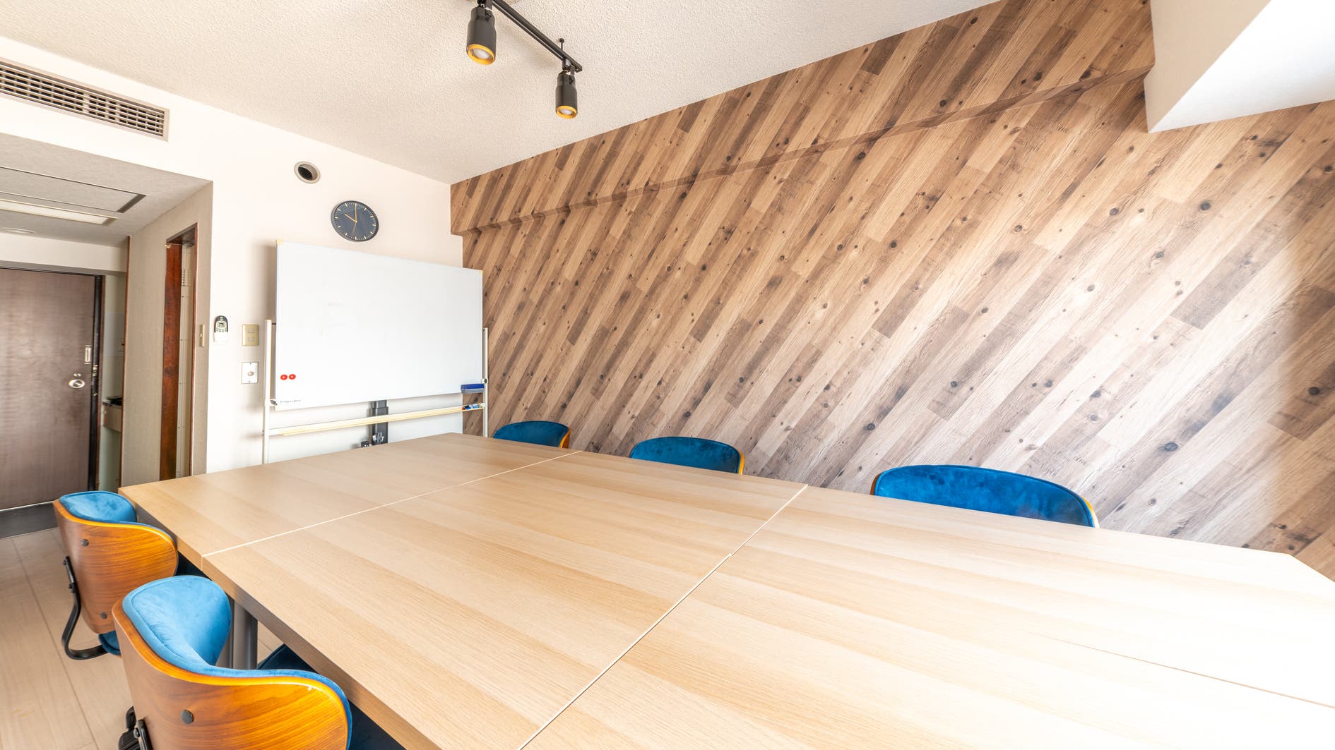 スペモ🧑🏻‍💻NURO光 高速WIFI💻️新大阪駅1分❗️会議💻ワークショップ👨‍🏫撮影🎥653_NEXTAKE会議室新大阪の写真17