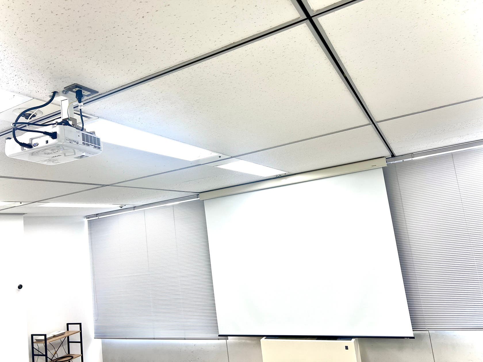 ☆NEW☆【梅田駅直結/阪急ターミナルビル内】無料備品多数！会議・研修・試験会場・WEBセミナー【B会議室】の写真16