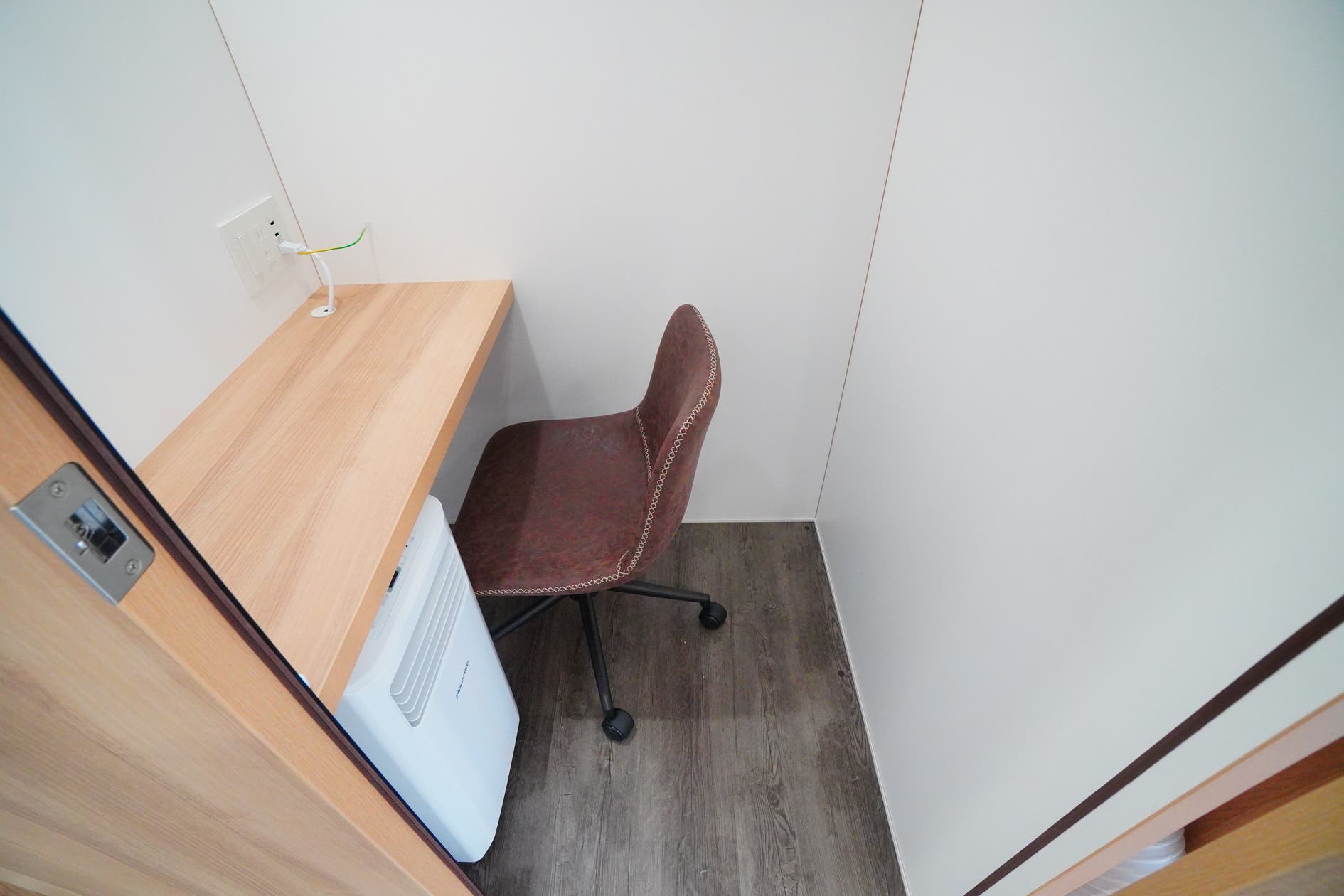 ＜SoloWork新大阪東口No.2＞日曜営業開始！完全個室ワークブース💼Wi-Fi📶電源🔌テレワーク/ZOOM/自習の写真3