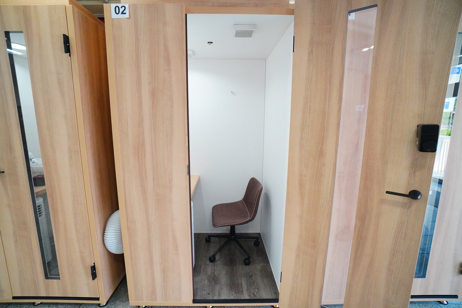 ＜SoloWork新大阪東口No.2＞日曜営業開始！完全個室ワークブース💼Wi-Fi📶電源🔌テレワーク/ZOOM/自習の写真4