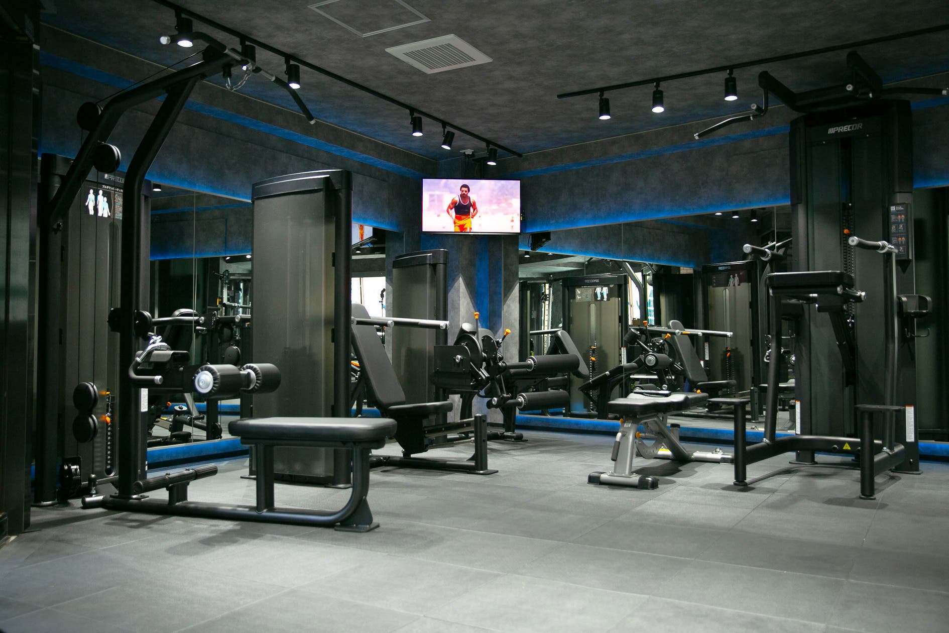 【大井町駅徒歩5分】PRECOR社製豪華業務用マシン完備！ビル１フロア完全貸切！バイクやバトルロープの有酸素運動もOKの写真1