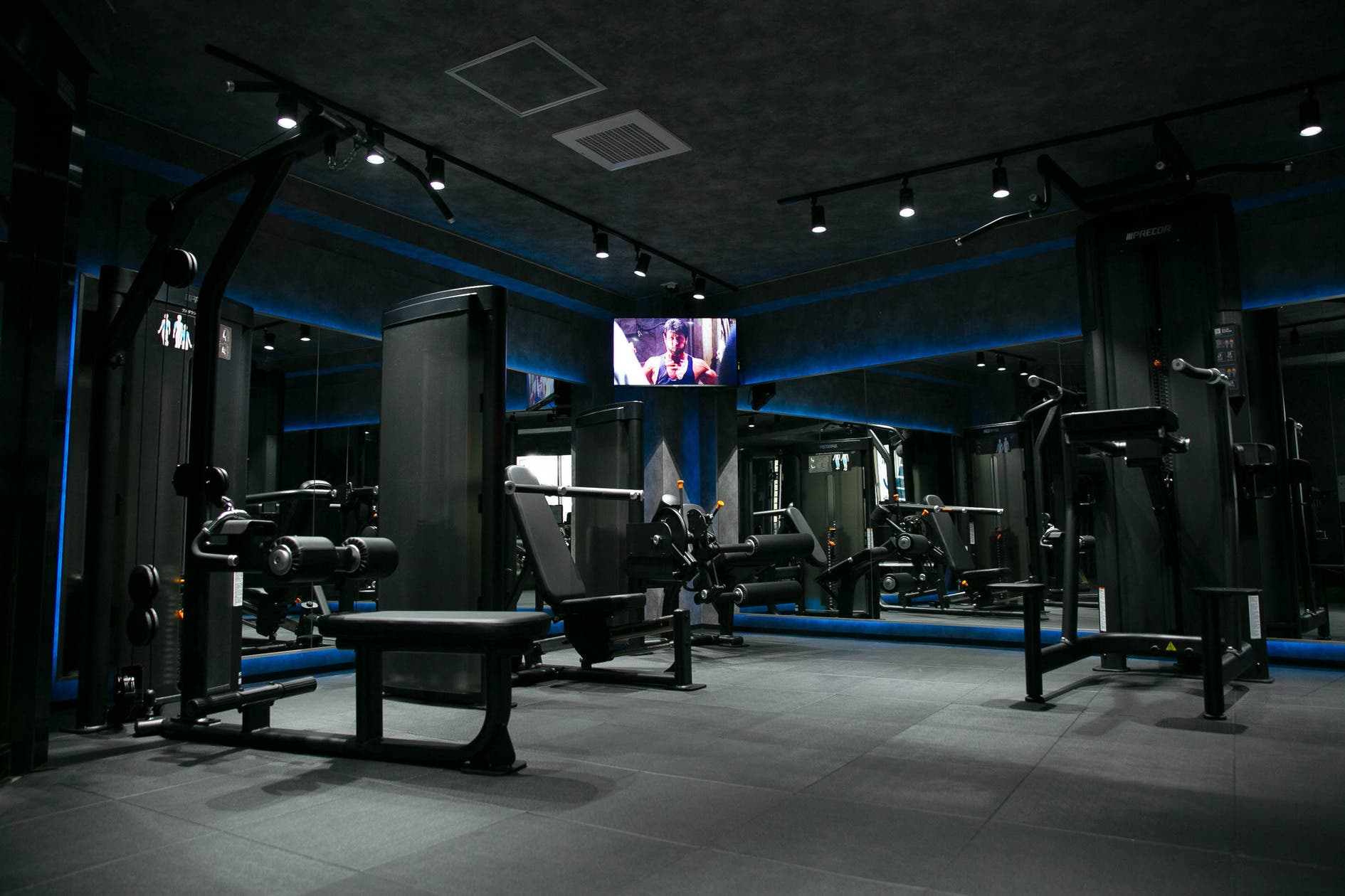 【大井町駅徒歩5分】PRECOR社製豪華業務用マシン完備！ビル１フロア完全貸切！バイクやバトルロープの有酸素運動もOKの写真2