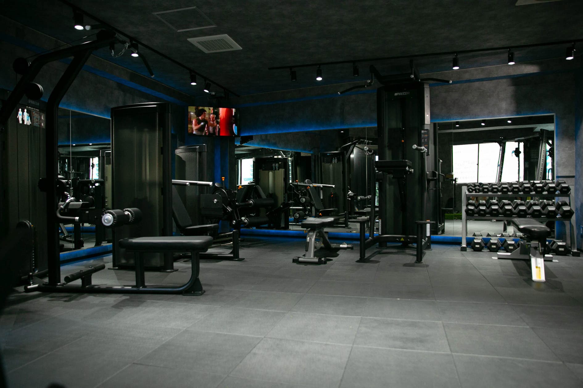 【大井町駅徒歩5分】PRECOR社製豪華業務用マシン完備！ビル１フロア完全貸切！バイクやバトルロープの有酸素運動もOKの写真3