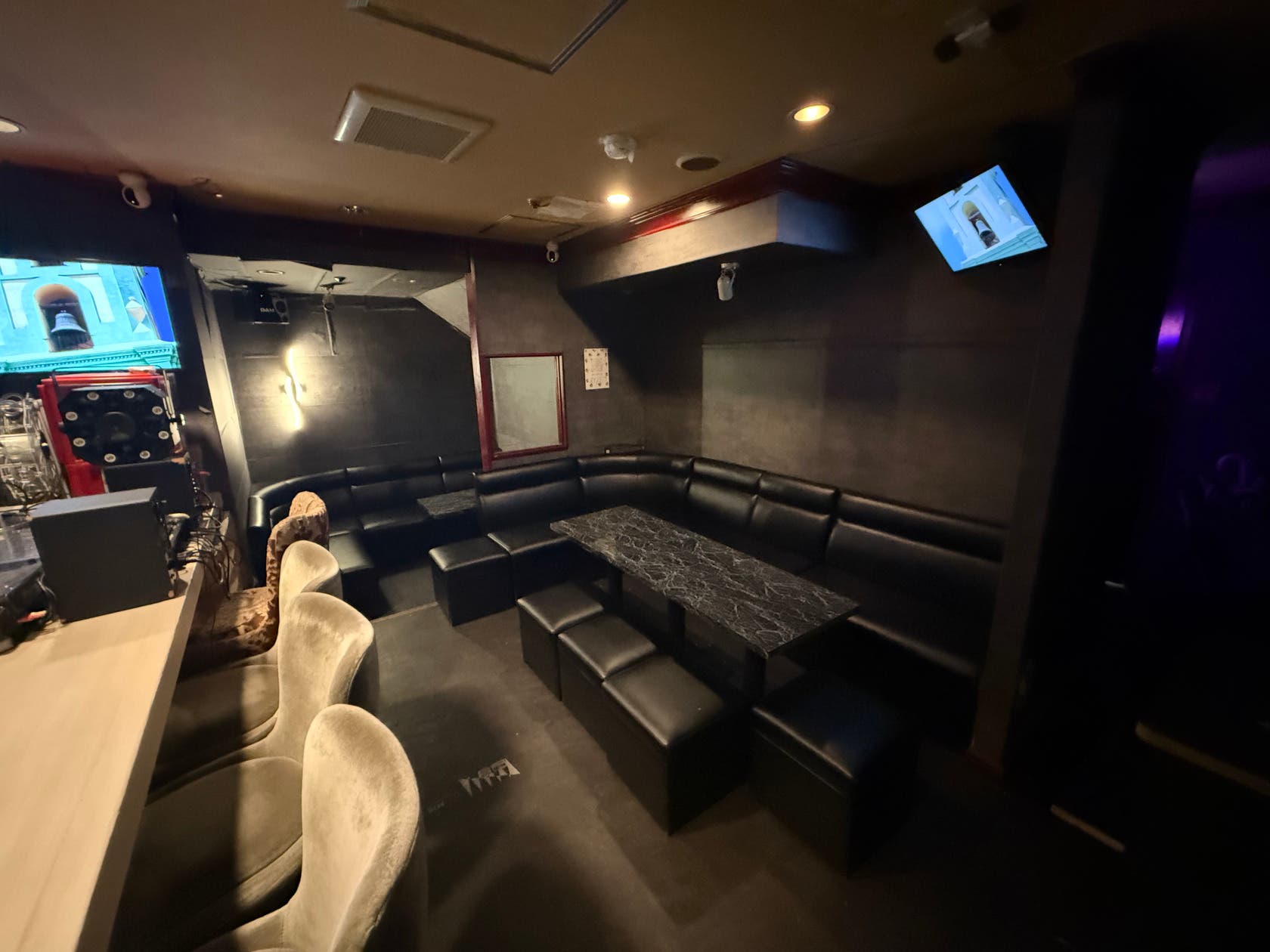 歌舞伎町バッティングセンター近くのBARの写真1