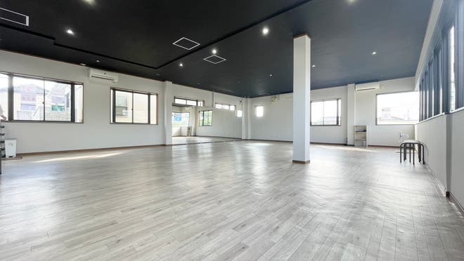広さ90平米!大人数でダンス、ヨガ、演劇などに使えるスタジオの写真1