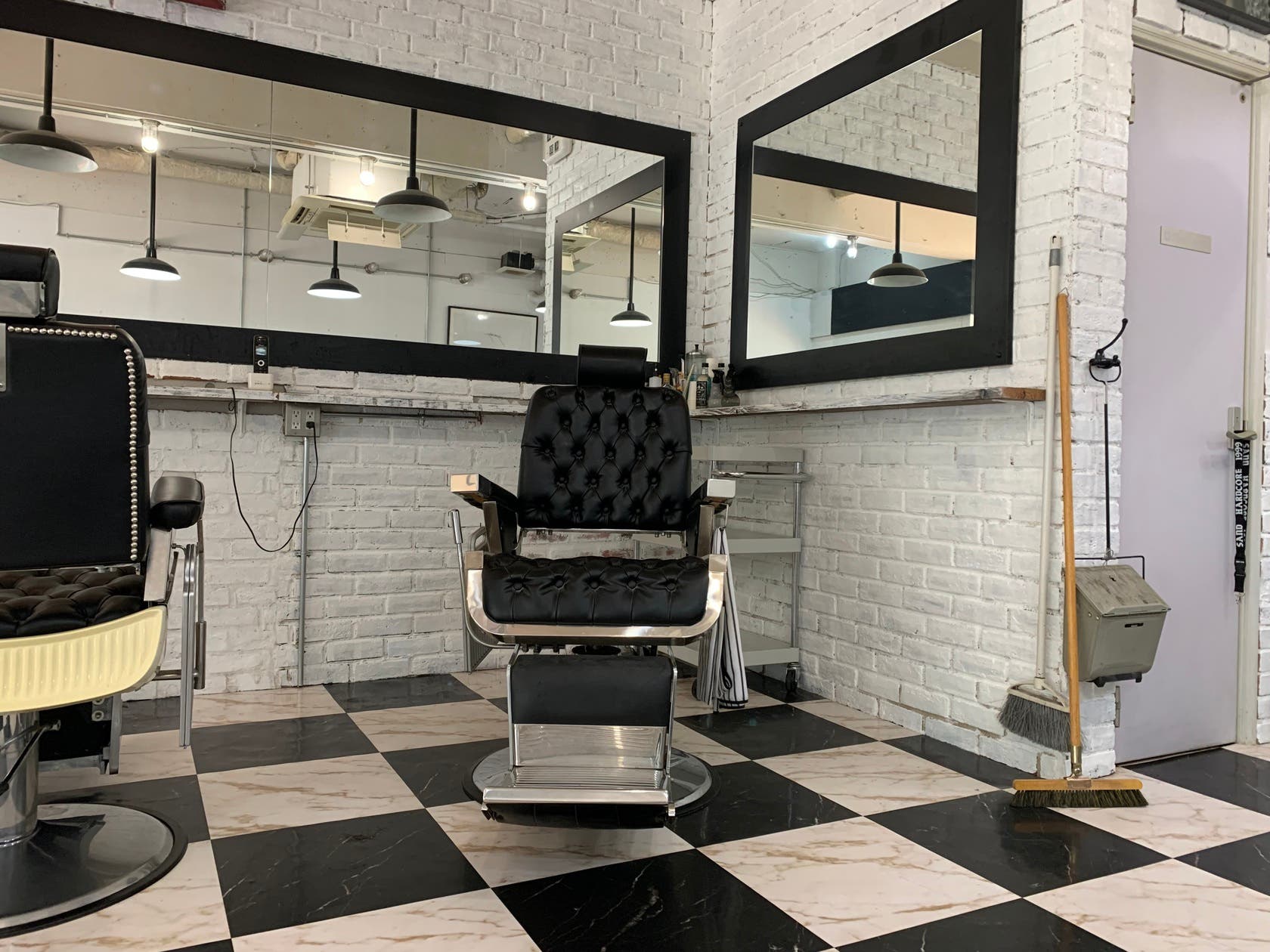 STATE OF MIND “RIGHT CHAIR” 壁側の席の写真1