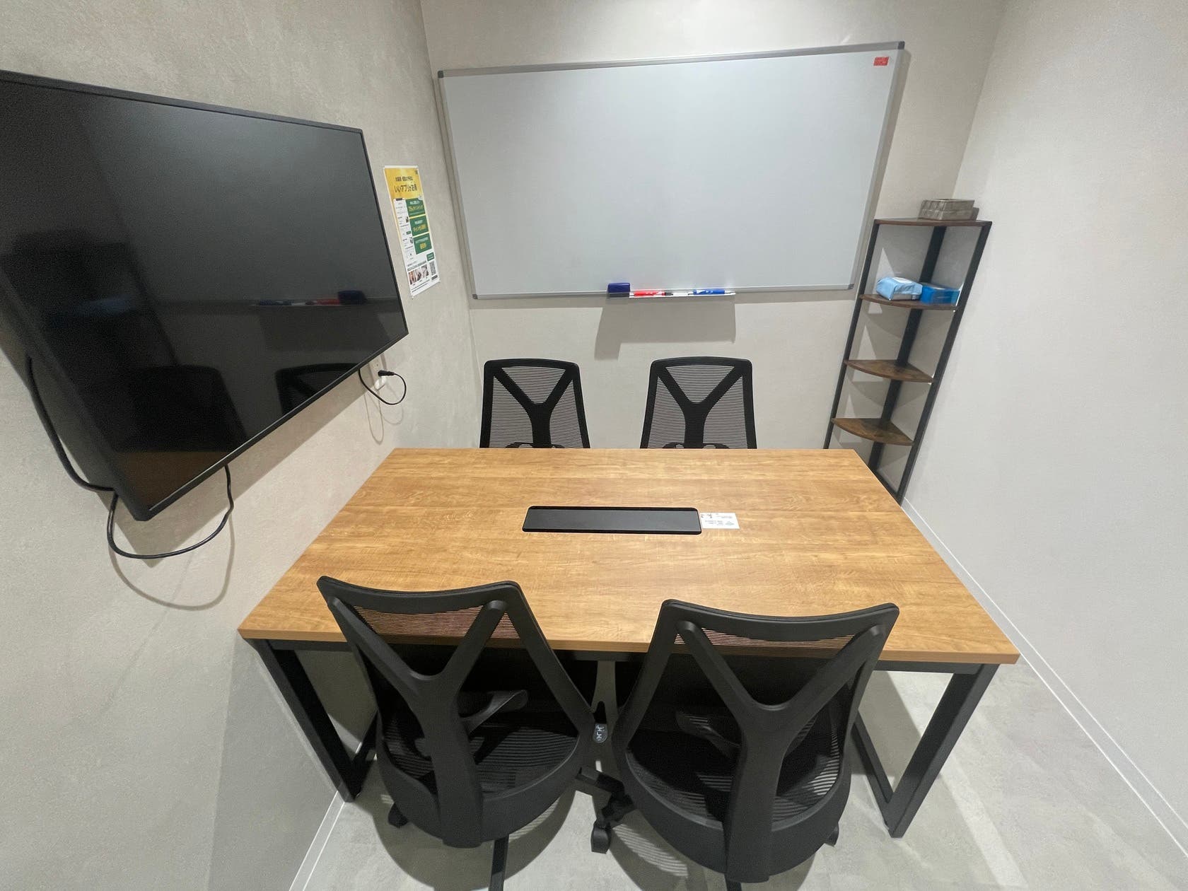 【京都河原町駅から徒歩１分】モニター・ウォーターサーバーあり！4名会議室（Room C）※予約時間前は入室不可の写真2