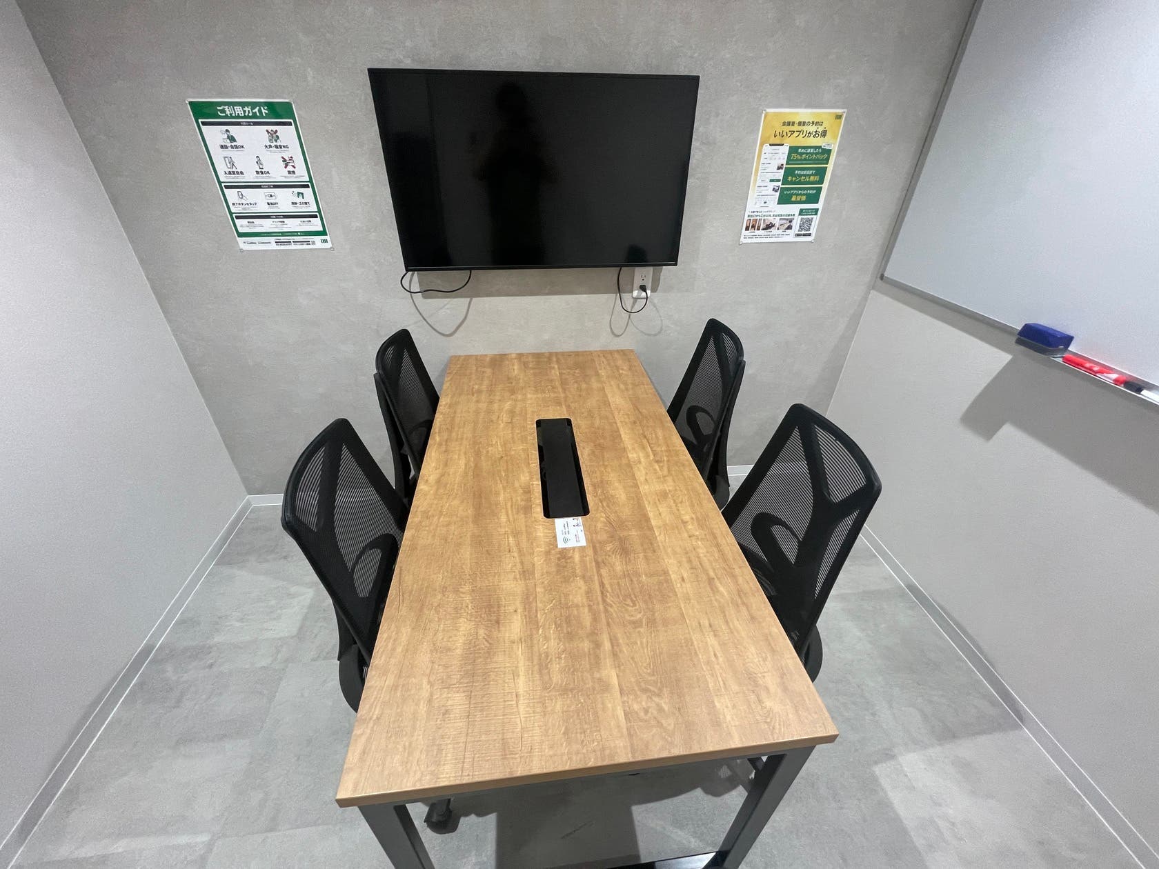 【京都河原町駅から徒歩１分】モニター・ウォーターサーバーあり！4名会議室（Room C）※予約時間前は入室不可の写真3