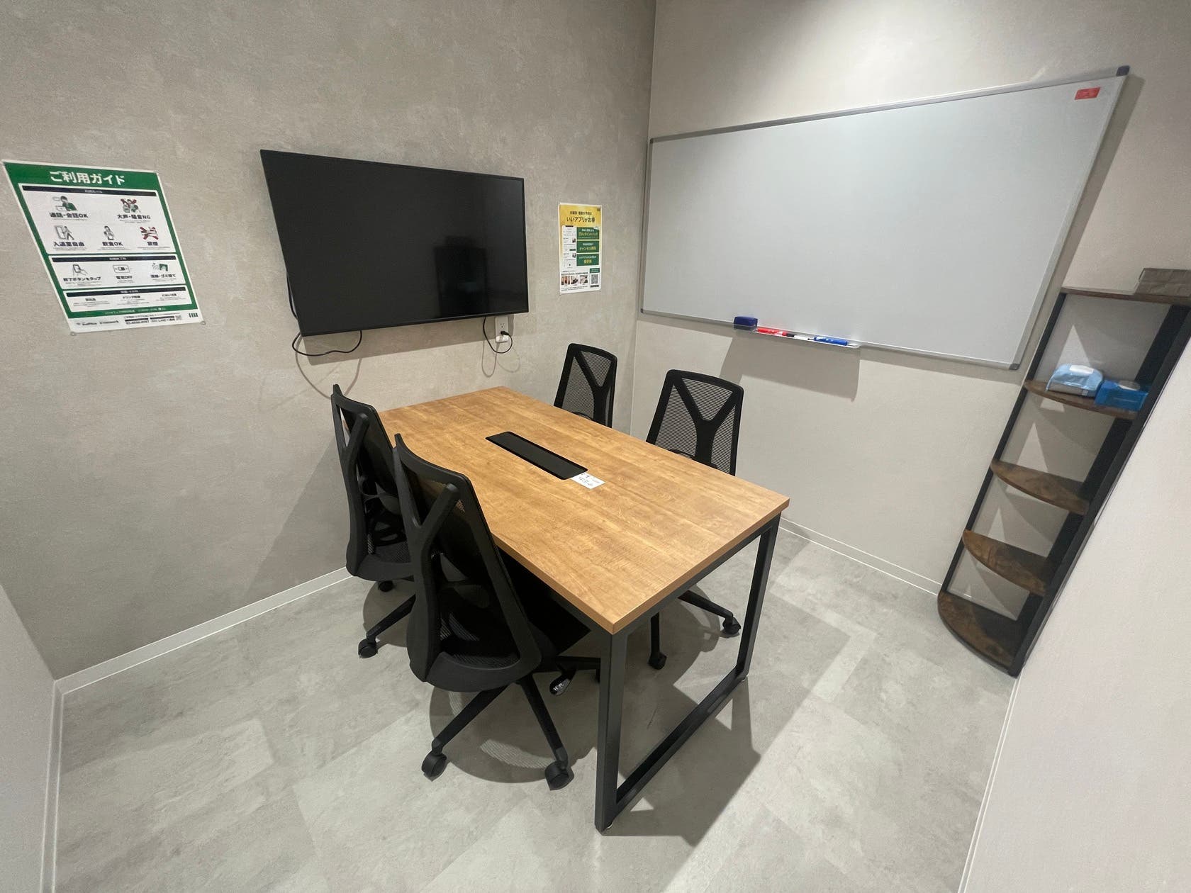 【京都河原町駅から徒歩１分】モニター・ウォーターサーバーあり！4名会議室（Room C）※予約時間前は入室不可の写真1