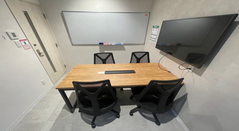 【京都河原町駅から徒歩１分】モニター・ウォーターサーバーあり！4名会議室（Room D）※予約時間前は入室不可