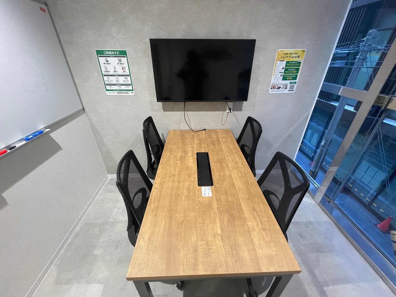 【京都河原町駅から徒歩１分】モニター・ウォーターサーバーあり！4名会議室（Room D）※予約時間前は入室不可の写真2