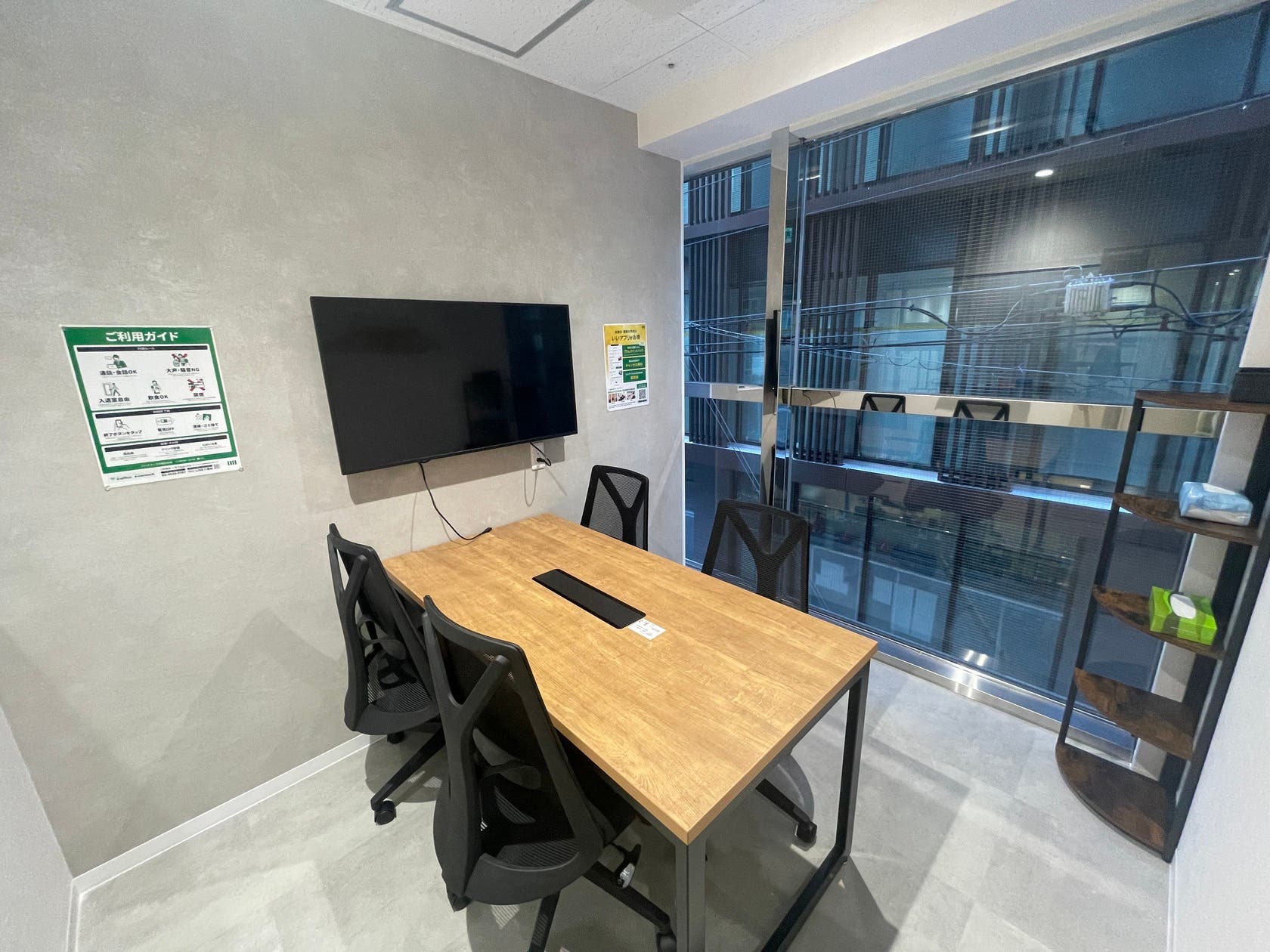 【京都河原町駅から徒歩１分】モニター・ウォーターサーバーあり！4名会議室（Room D）※予約時間前は入室不可の写真3