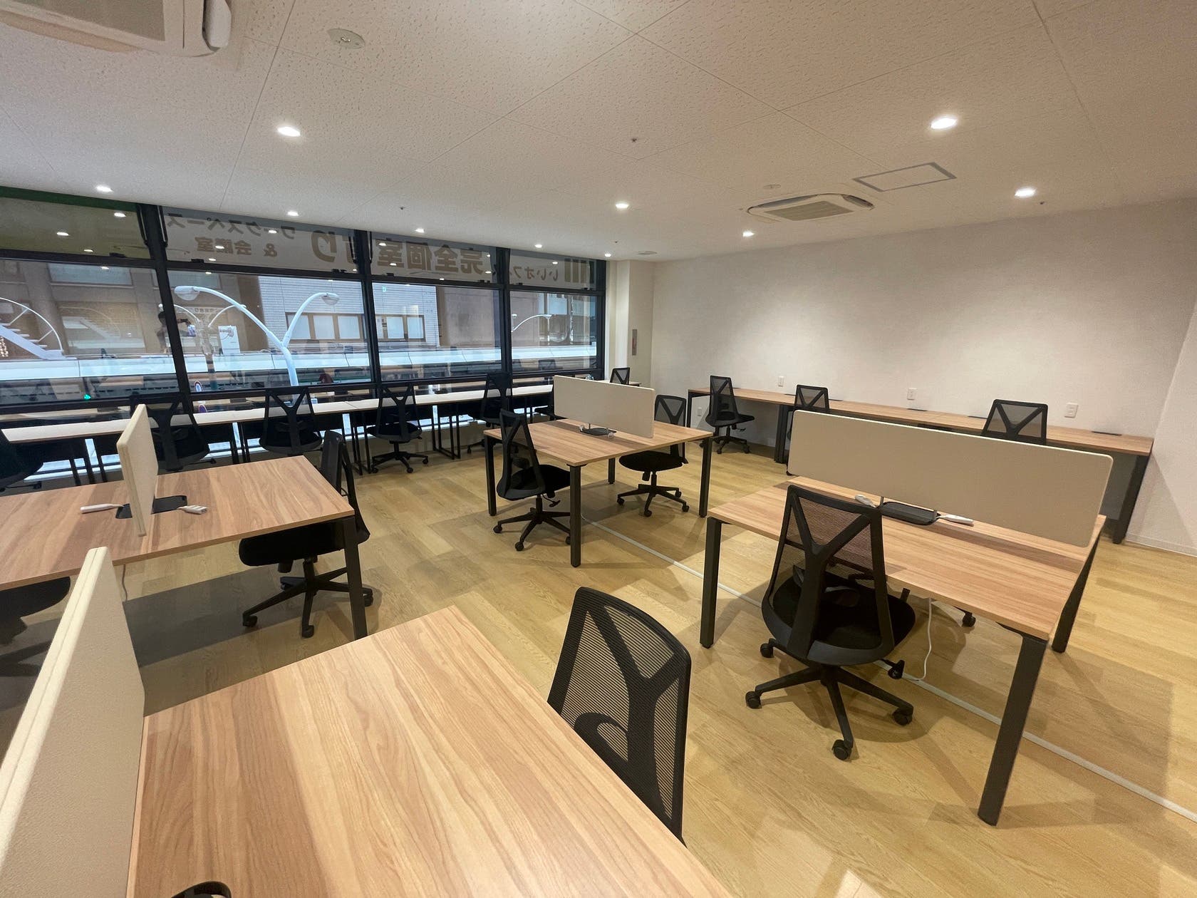 【京都河原町駅から徒歩１分】モニター・ウォーターサーバーあり！4名会議室（Room D）※予約時間前は入室不可の写真7