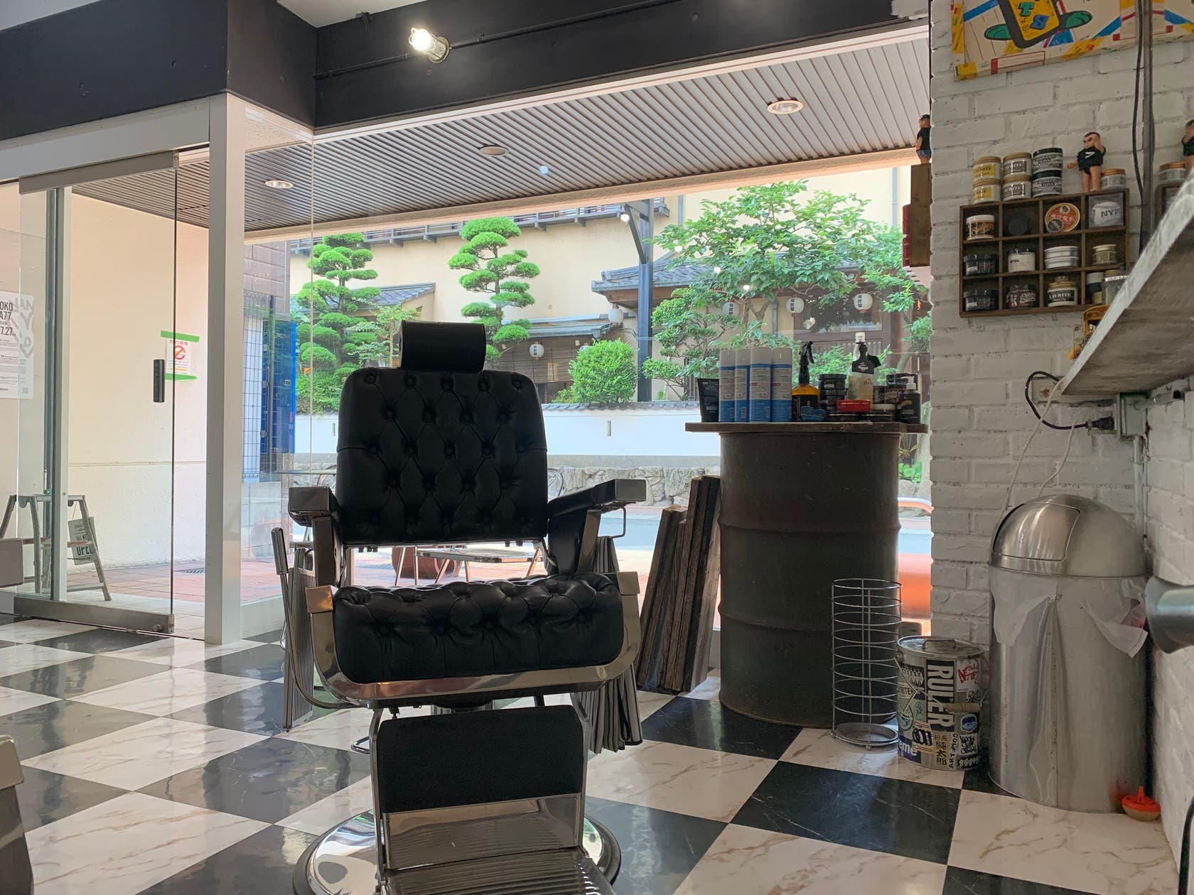 STATE OF MIND “LEFT CHAIR” 窓側の席の写真1