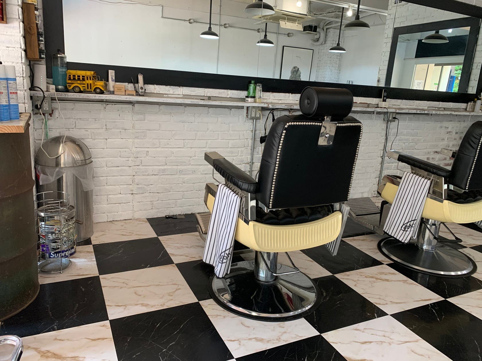 STATE OF MIND “LEFT CHAIR” 窓側の席の写真3