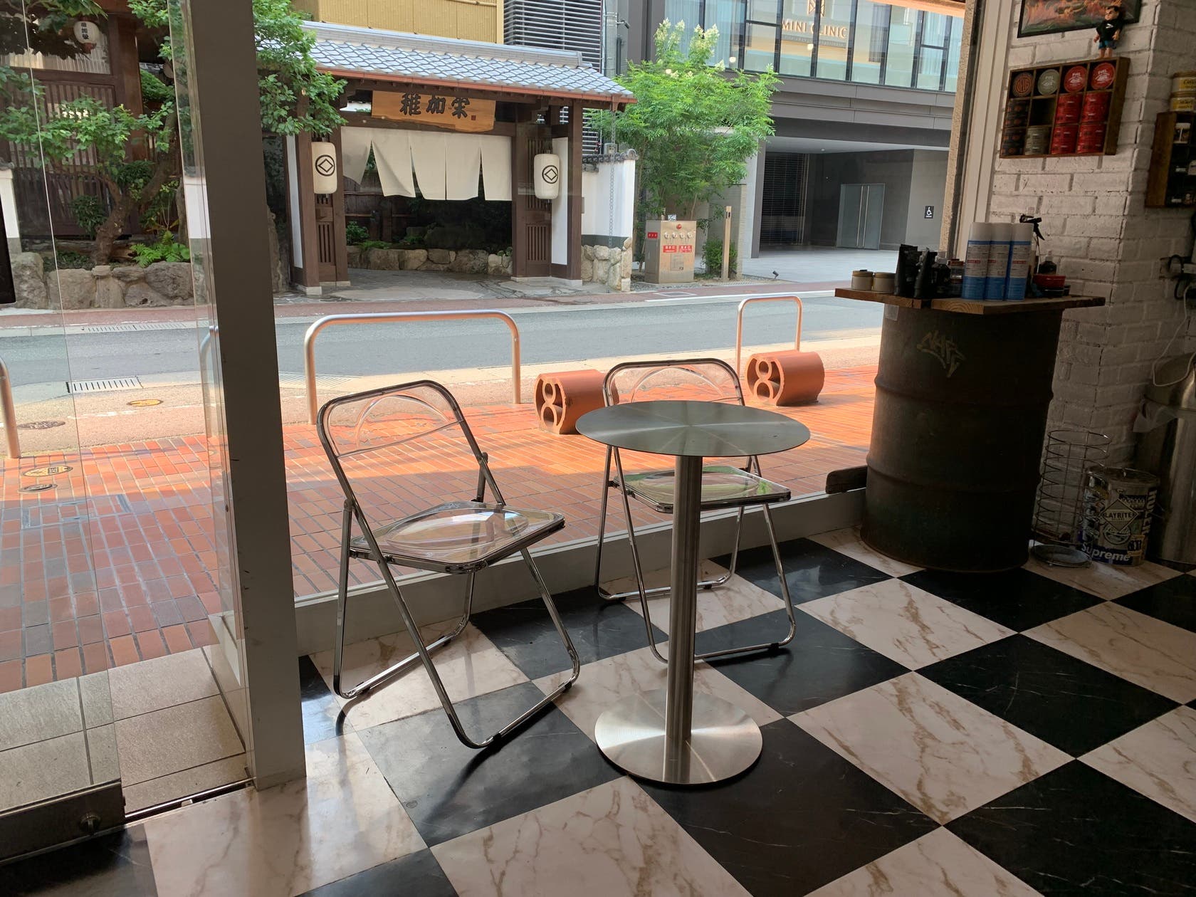 STATE OF MIND “LEFT CHAIR” 窓側の席の写真4