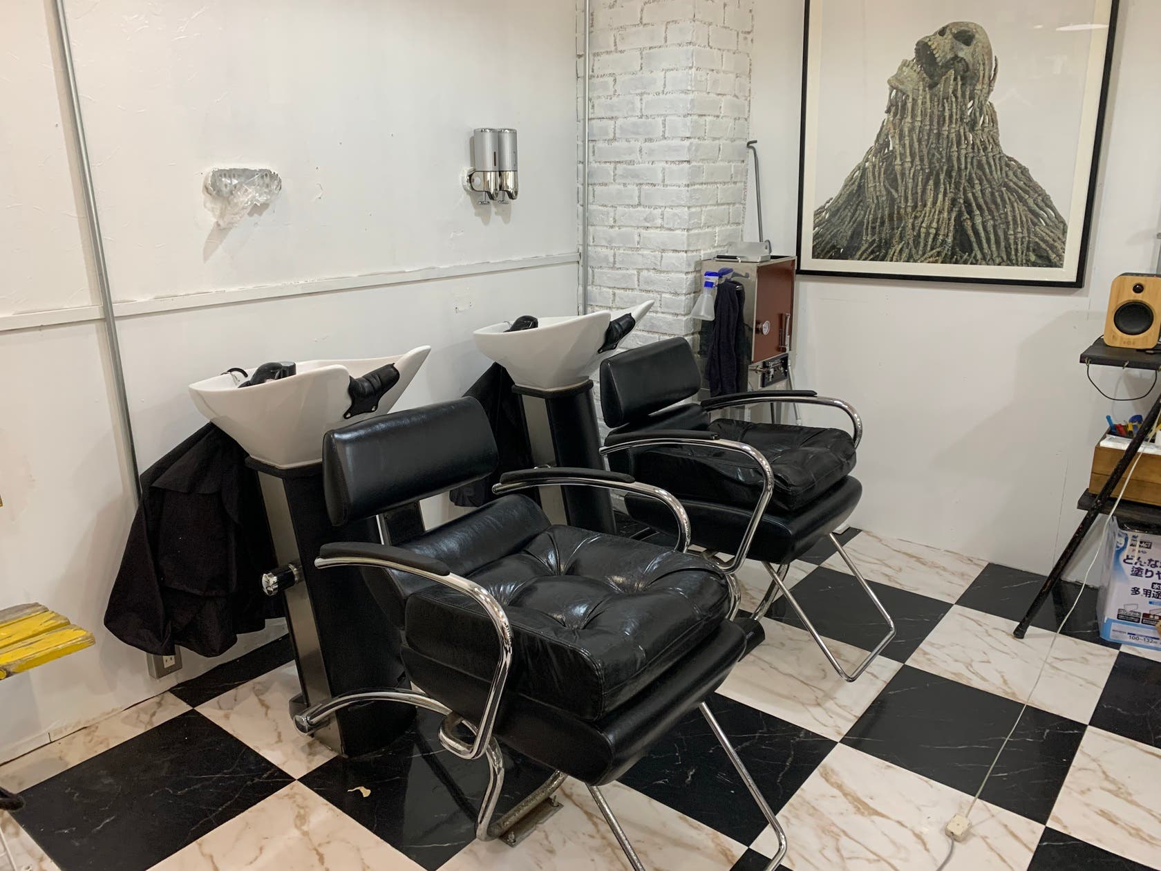 STATE OF MIND “LEFT CHAIR” 窓側の席の写真5