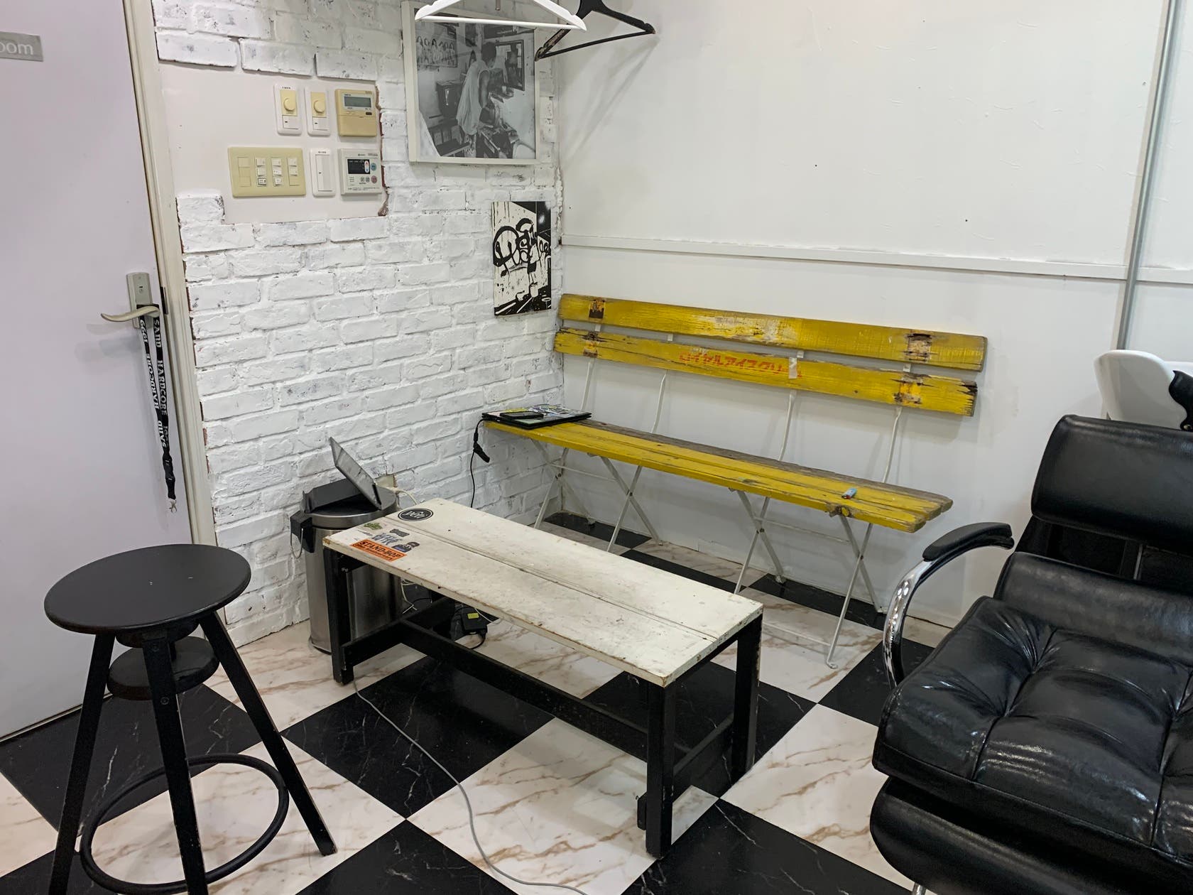 STATE OF MIND “LEFT CHAIR” 窓側の席の写真6