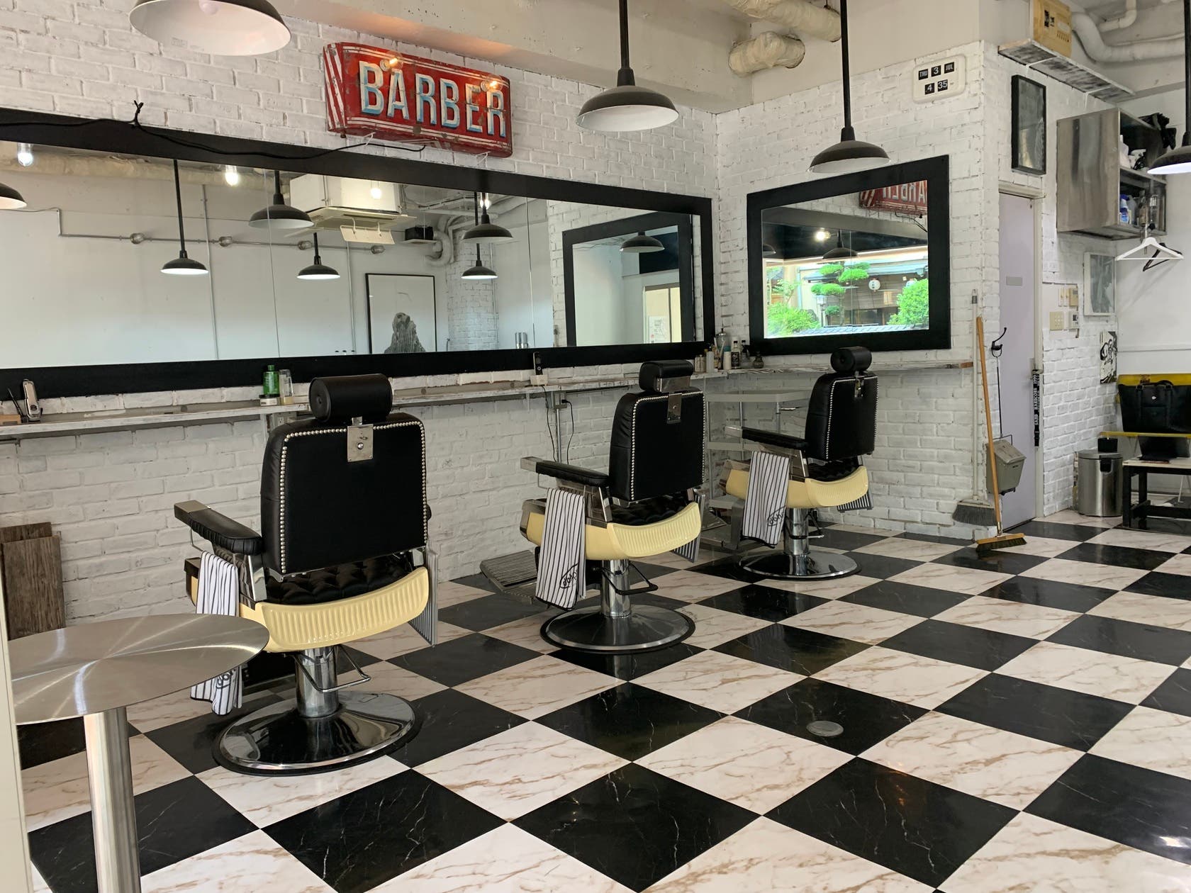 STATE OF MIND “LEFT CHAIR” 窓側の席の写真7