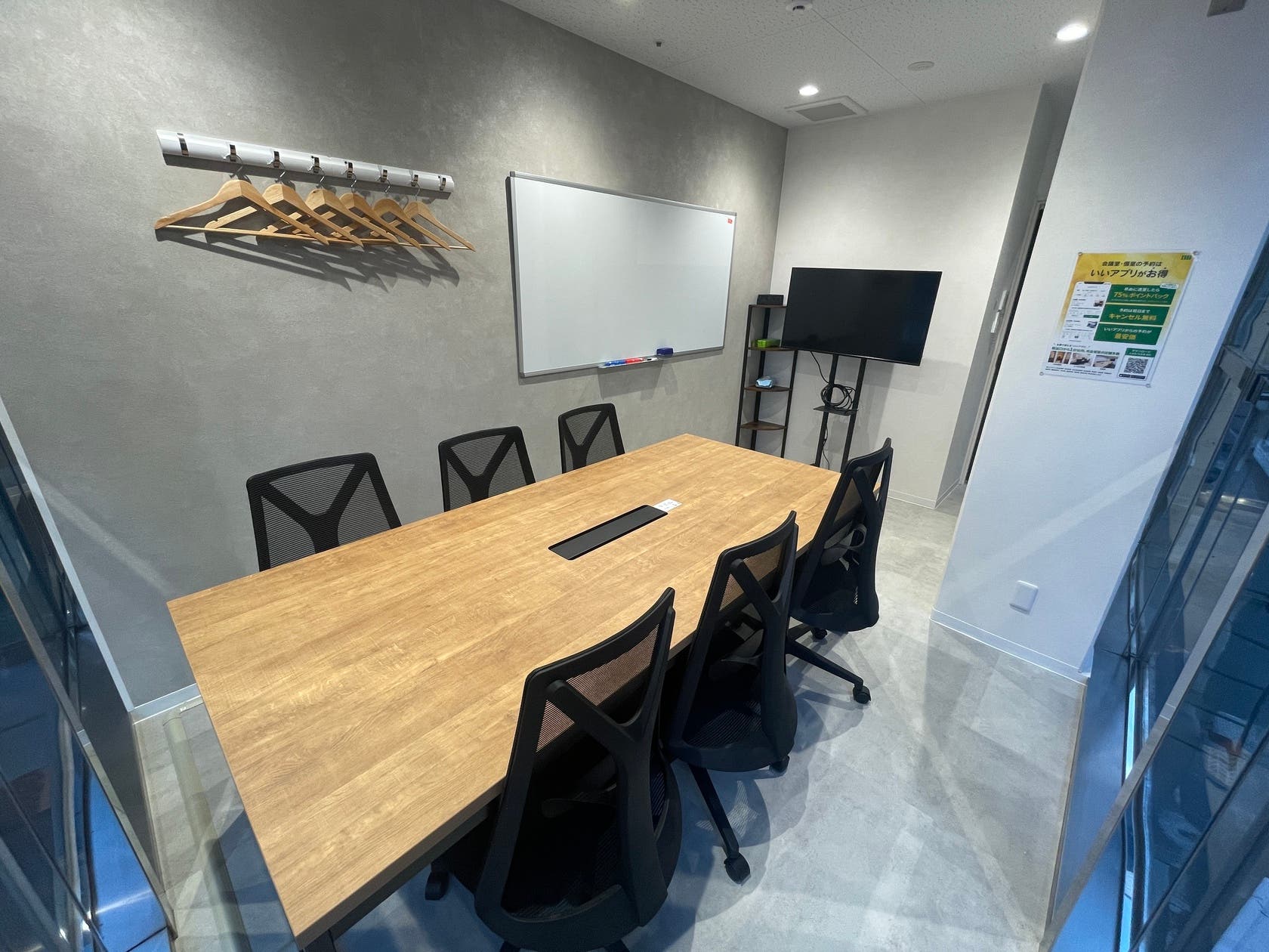 【京都河原町駅から徒歩１分】モニター・ウォーターサーバーあり！6名会議室（Room B）※予約時間前は入室不可の写真1