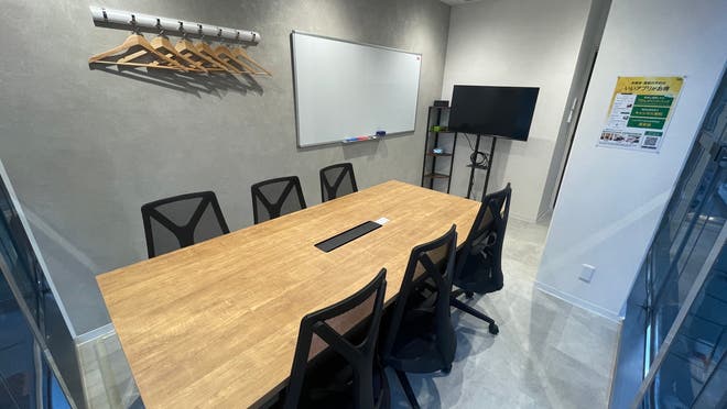 【京都河原町駅から徒歩1分】モニター・ウォーターサーバーあり!6名会議室(Room B)※予約時間前は入室不可の写真1