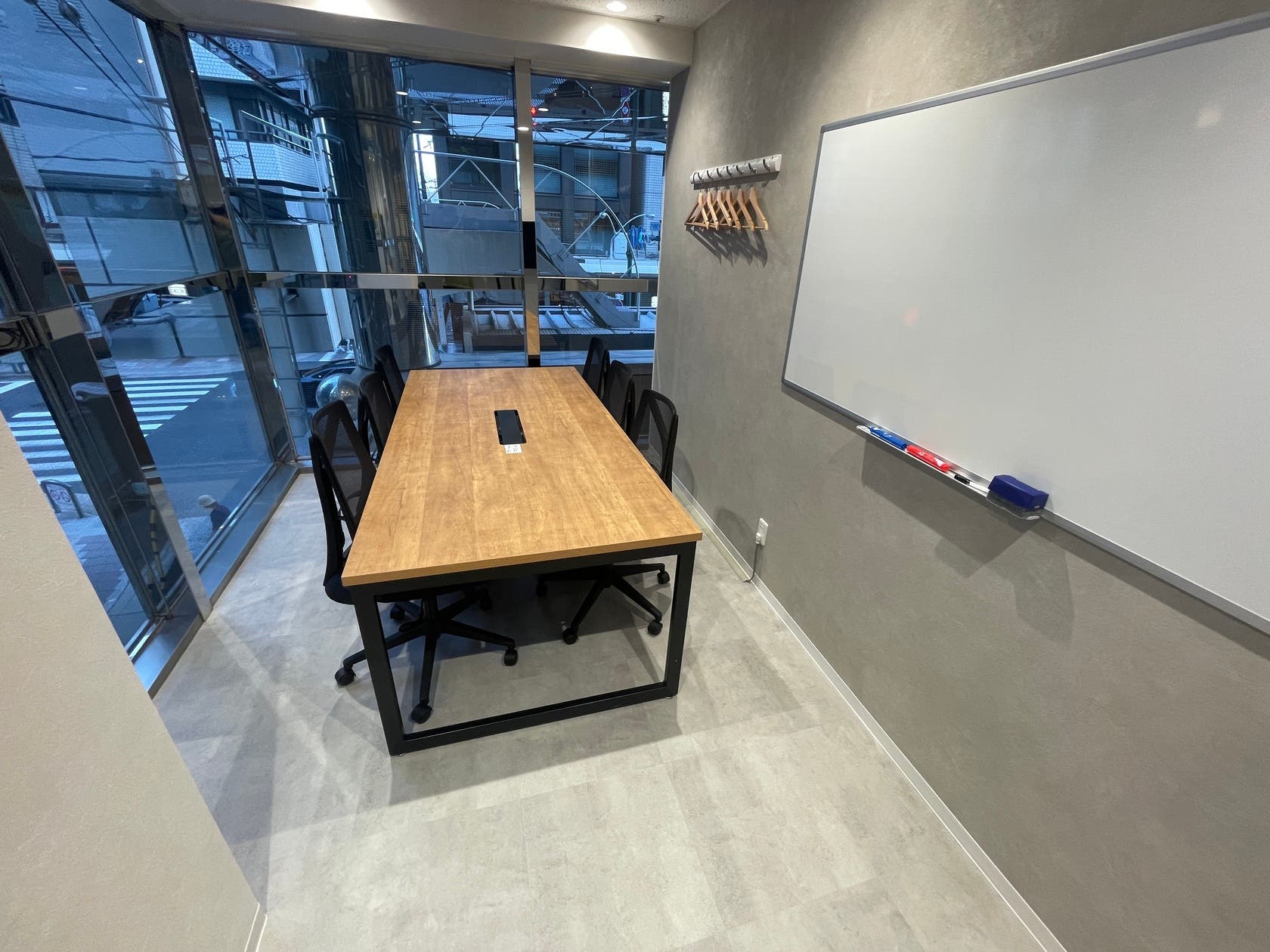 【京都河原町駅から徒歩１分】モニター・ウォーターサーバーあり！6名会議室（Room B）※予約時間前は入室不可の写真2